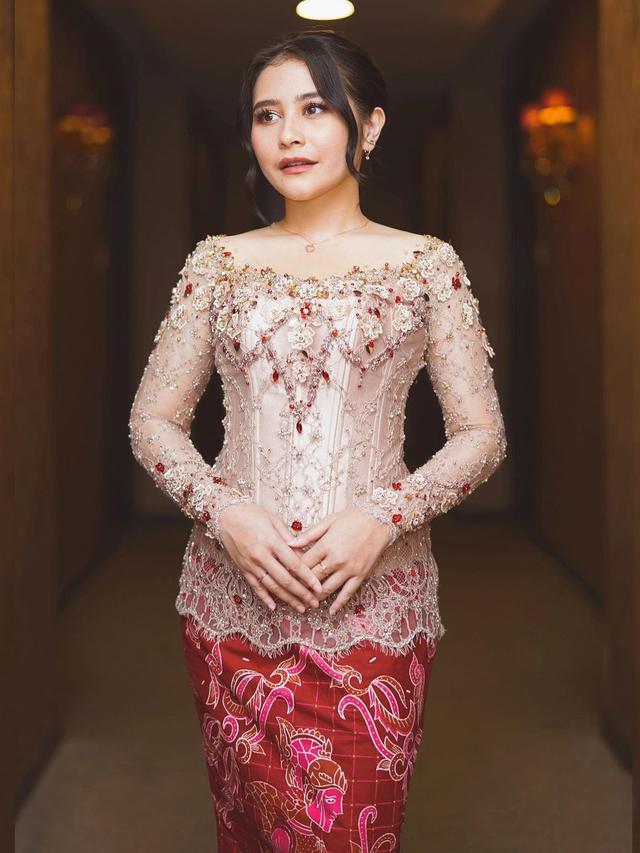 5 Potret Prilly Latuconsina Pakai Kebaya Saat Wisuda, Tampil Menawan ...