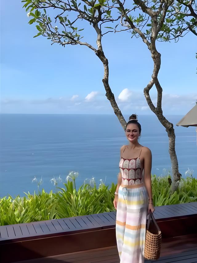7 Outfit Liburan di Pantai Ala Luna Maya, Stylish dan Terlihat Elegan