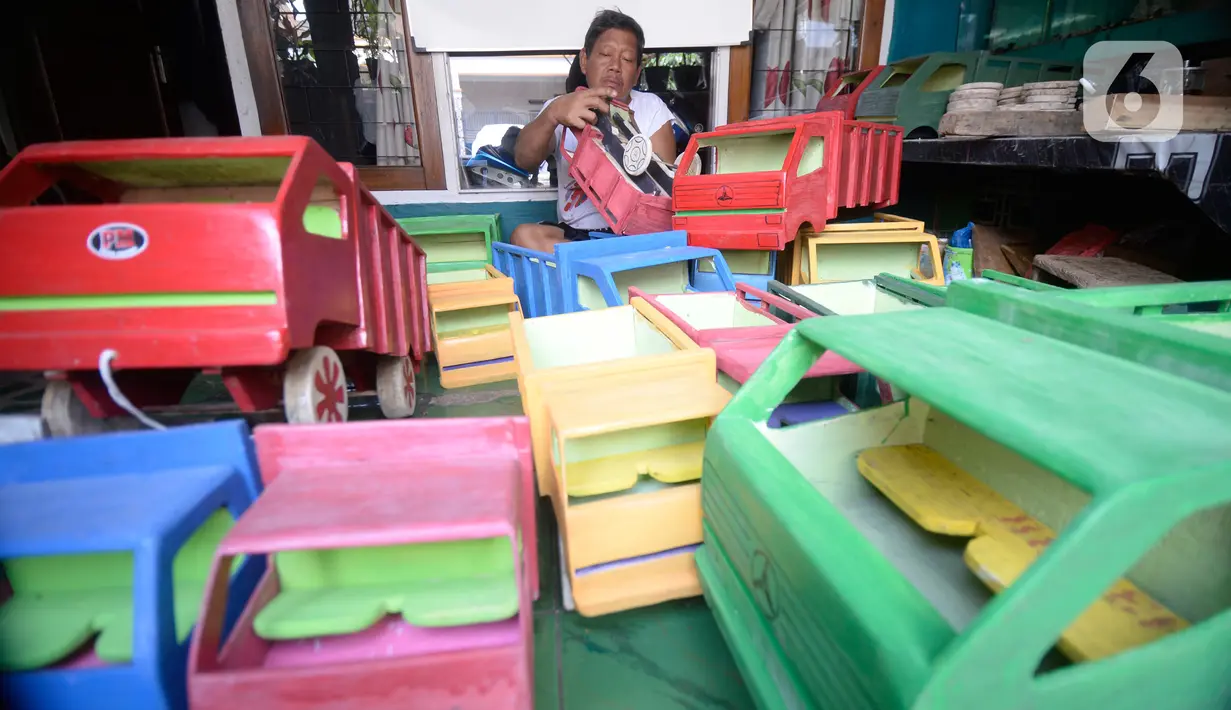 FOTO: Mengintip Pembuatan Mobil Mainan Kayu - Foto Liputan6.com