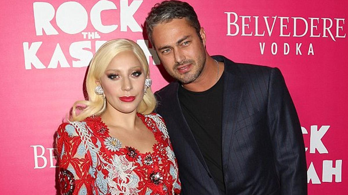 Tak Tahan Lagi, Taylor Kinney Kecup Lady Gaga di Depan Umum - ShowBiz ...