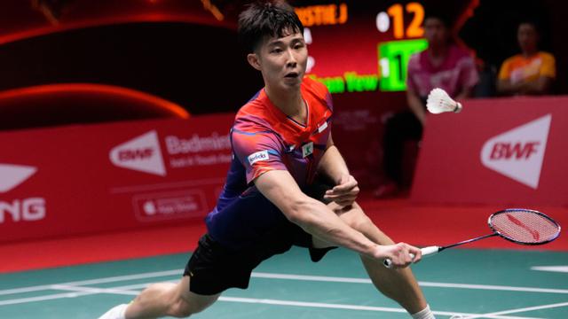 Bikin Juara Dunia 2021 Mati Kutu Anthony Sinisuka Ginting Angkat Trofi
