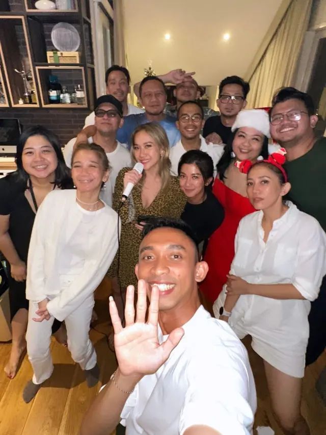 BCL dan Tiko Rayakan Momen Liburan Natal Bersama Keluarga, Sampai Rebutan Kue! - Citizen6 ...