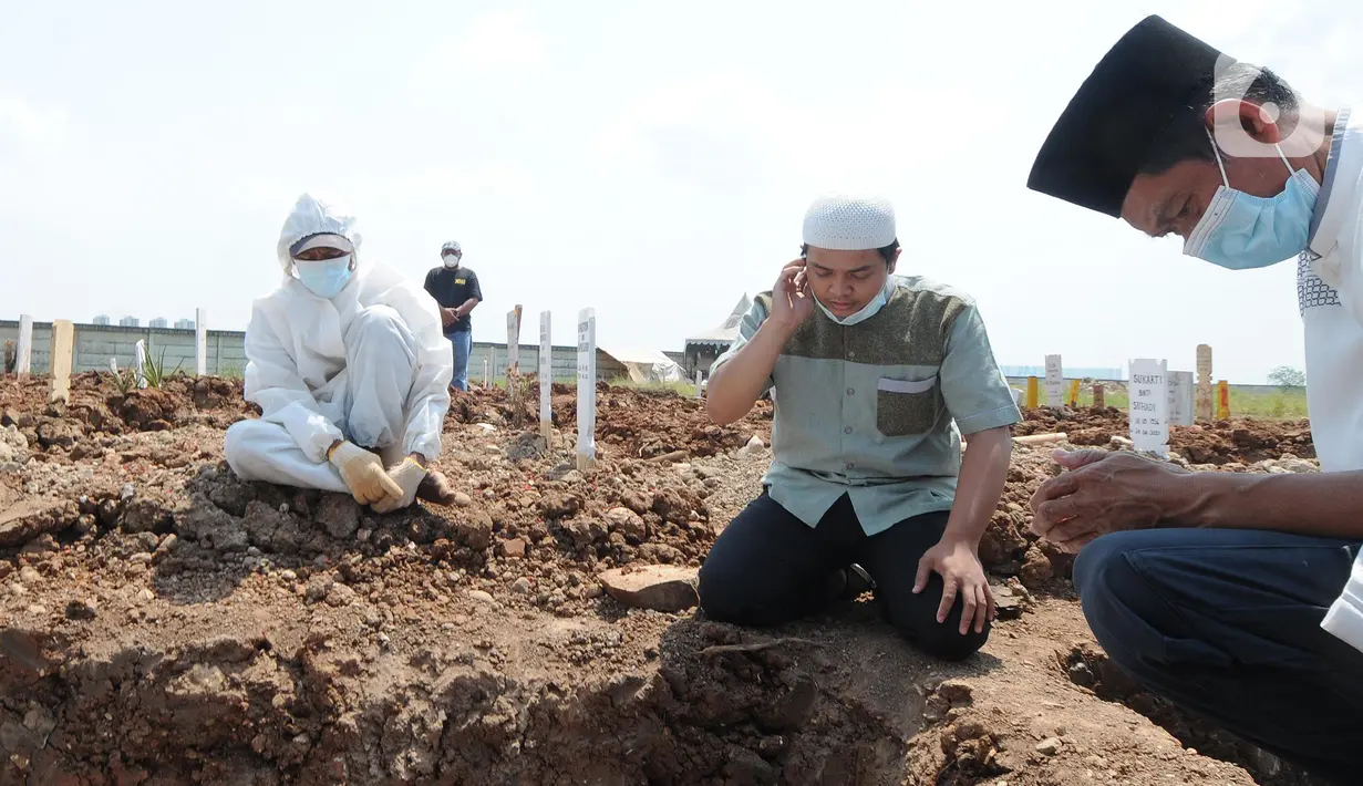 FOTO: Pemakaman Korban COVID-19 di TPU Rorotan Alami Penurunan - Foto ...
