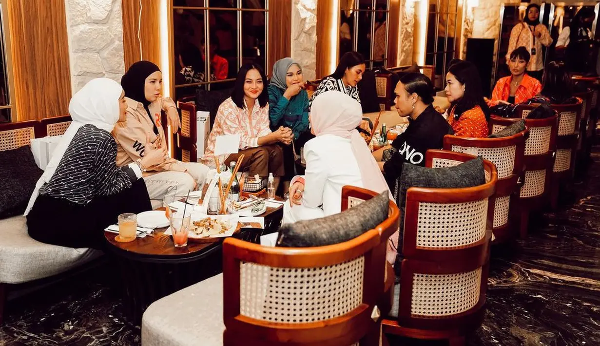 Potret Arisan 'Sultan' Geng Cendol, Namanya Keluar Nia Ramadhani Joget dan Nyanyi - Photo Fimela.com