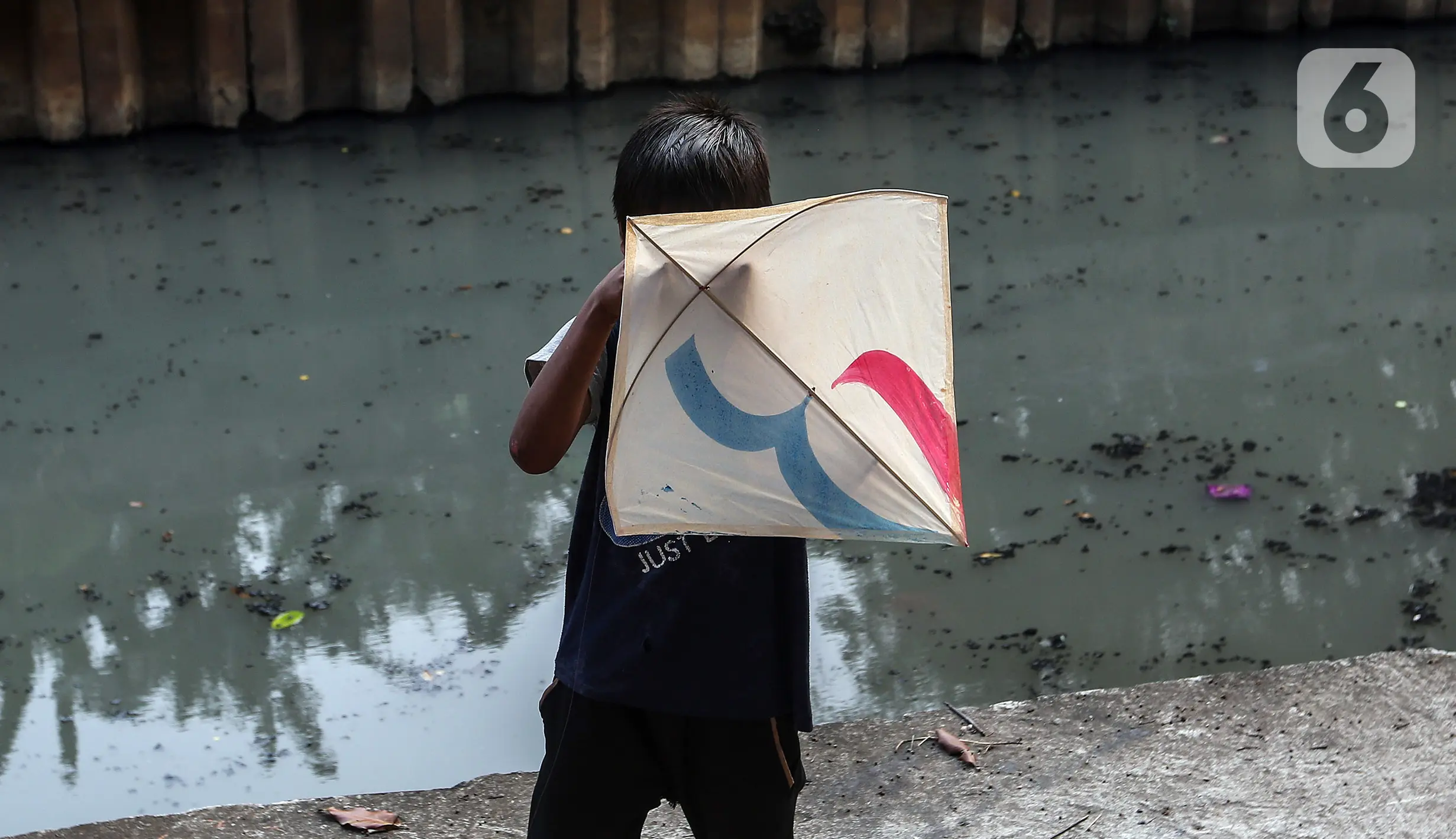 Jakarta Minim Ruang Terbuka Hijau, Anak-Anak Bermain Layang-Layang di Pinggir Kali - Foto ...