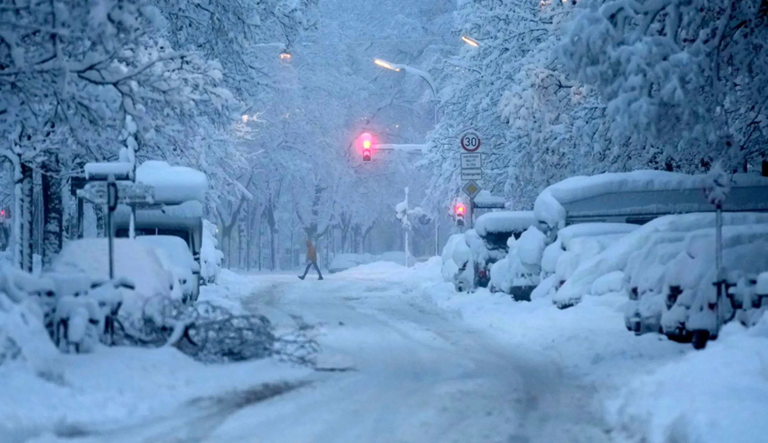Salju Tebal Ganggu Sistem Transportasi dan Bisnis di Jerman - Foto ...