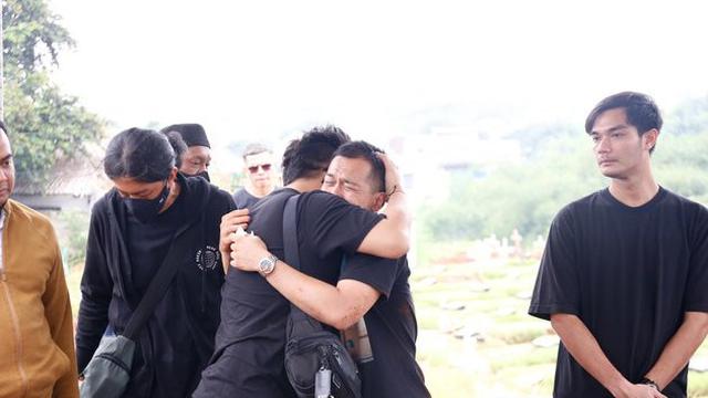 7 Potret Pemakaman Clerence Chyntia, Tangis Rio Alief Pecah - Hot ...