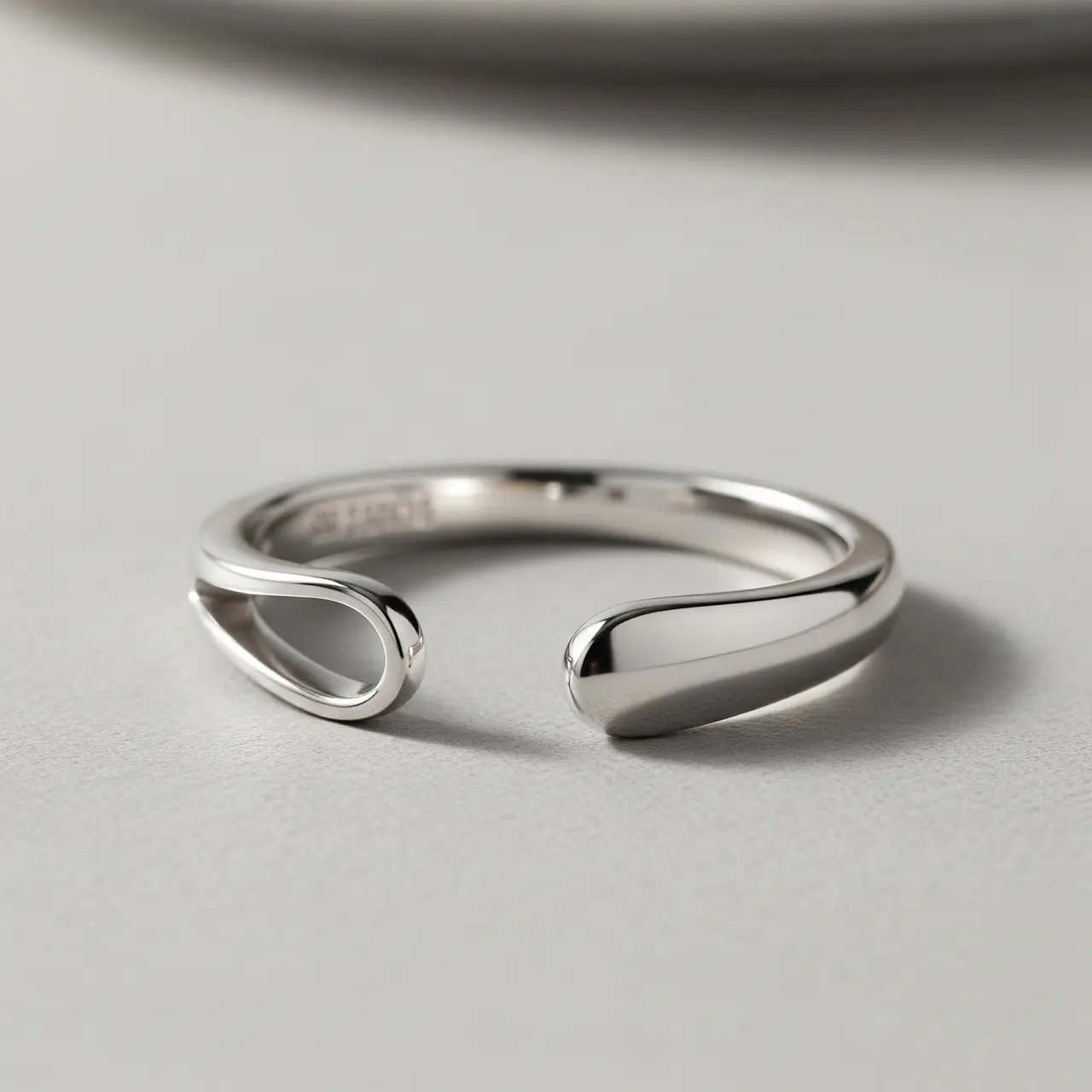 9 Model Cincin Emas Putih Simple Elegan, Percantik Jari Tanpa Terlihat ...