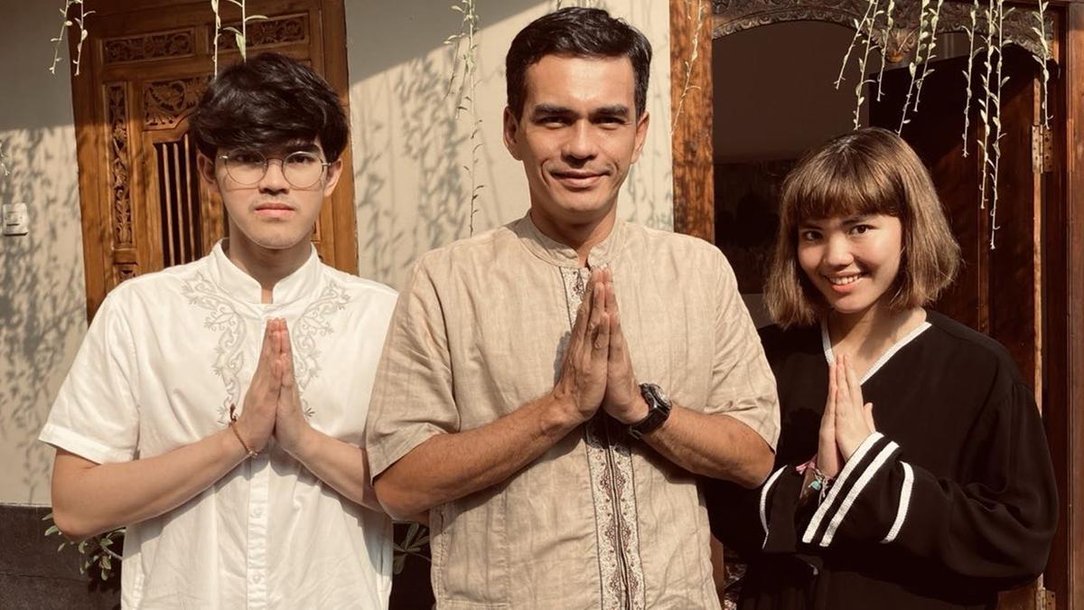 Potret Kebersamaan Teddy Syach dan Kedua Anaknya, Selalu Kompak - Foto ...