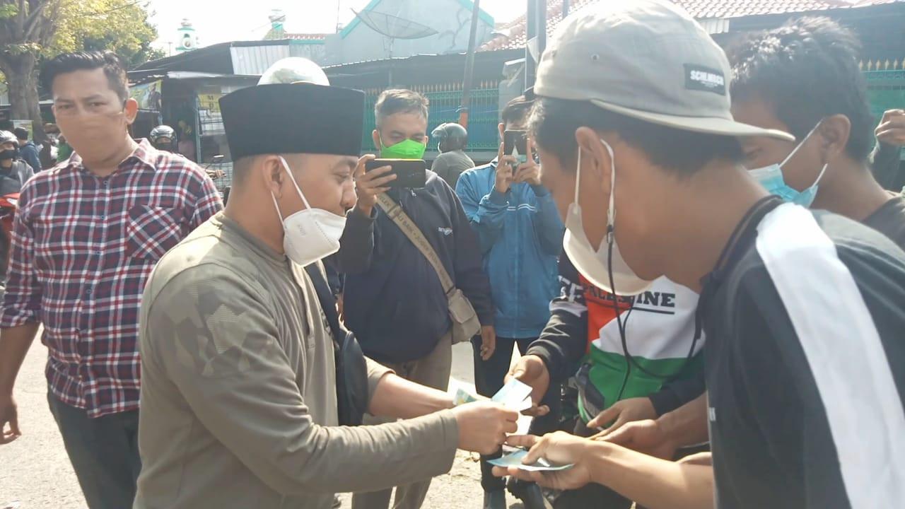 Heboh Ustaz Youtuber Ujang Bustomi Bagi-Bagi Uang Ratusan Juta ke Warga ...