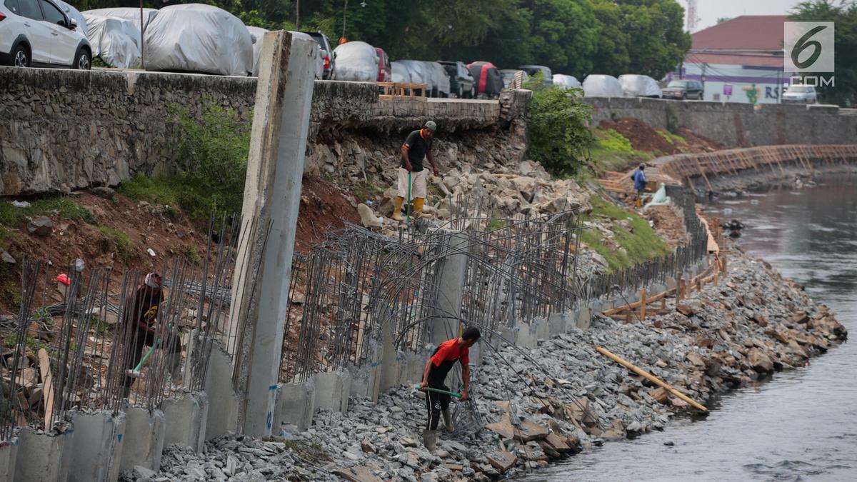 FOTO: Antisipasi Banjir, Kali Grogol Dipasang Tanggul dan Turap - Foto ...