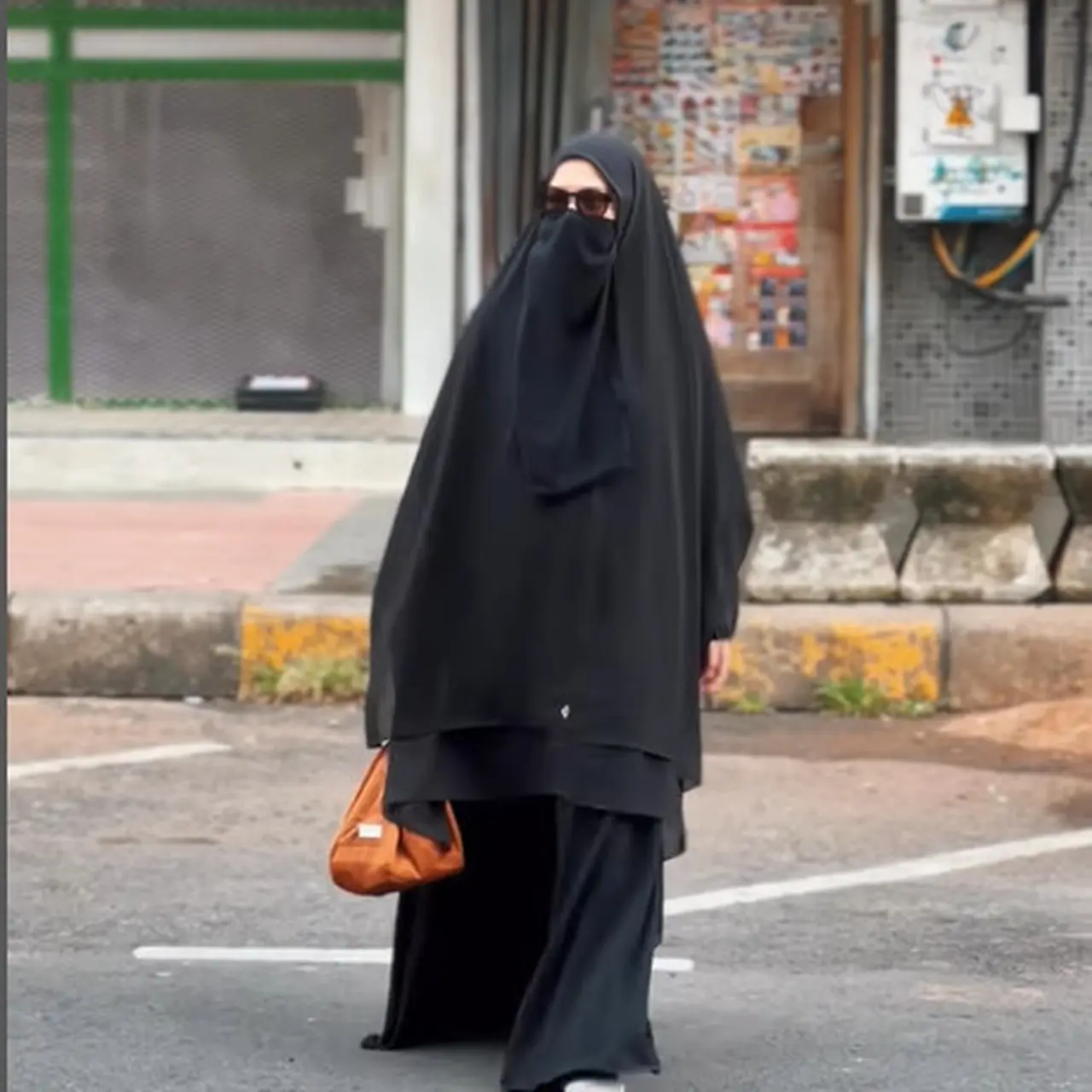 Vakum dari Dunia Hiburan, Ini 6 Penampilan Terbaru Herfiza Makin Tertutup - Hot Liputan6.com