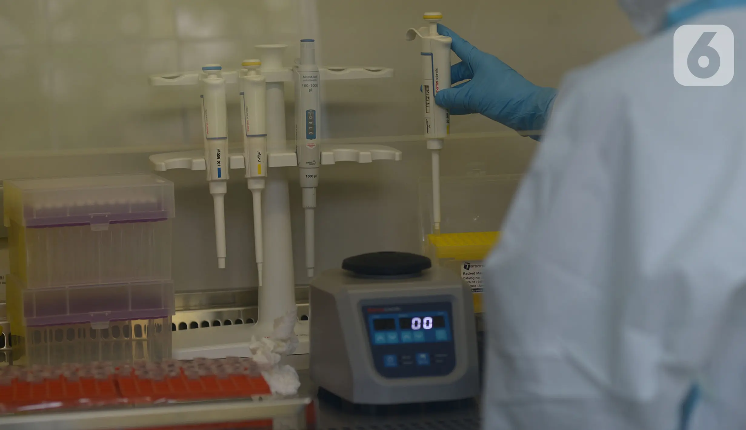 FOTO: Intip Lab Pemeriksaan PCR COVID-19 di Jakarta - Foto Liputan6.com