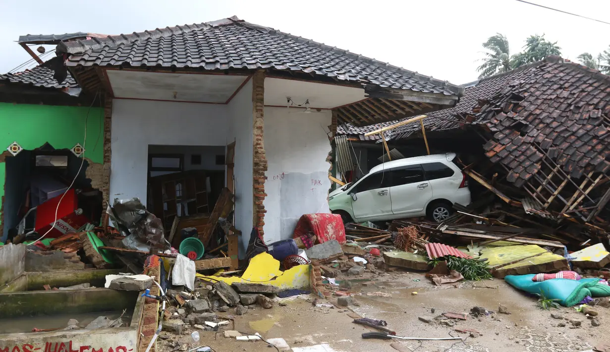 FOTO: Mobil-Mobil Saksi Bisu Keganasan Tsunami Anyer - Foto Liputan6.com