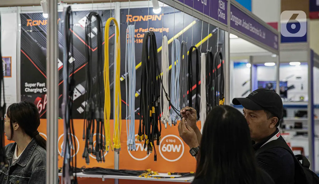 Melihat-lihat Produk Elektronik Terbaru di Pameran GSEI 2023 - Foto ...