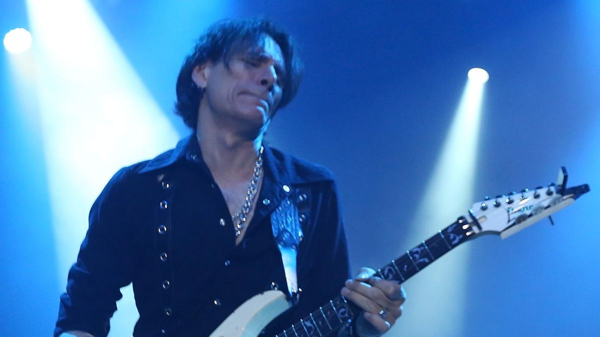 Gitaris Legendaris Steve Vai Gelar Konser Spektakuler dan Istimewa di ...