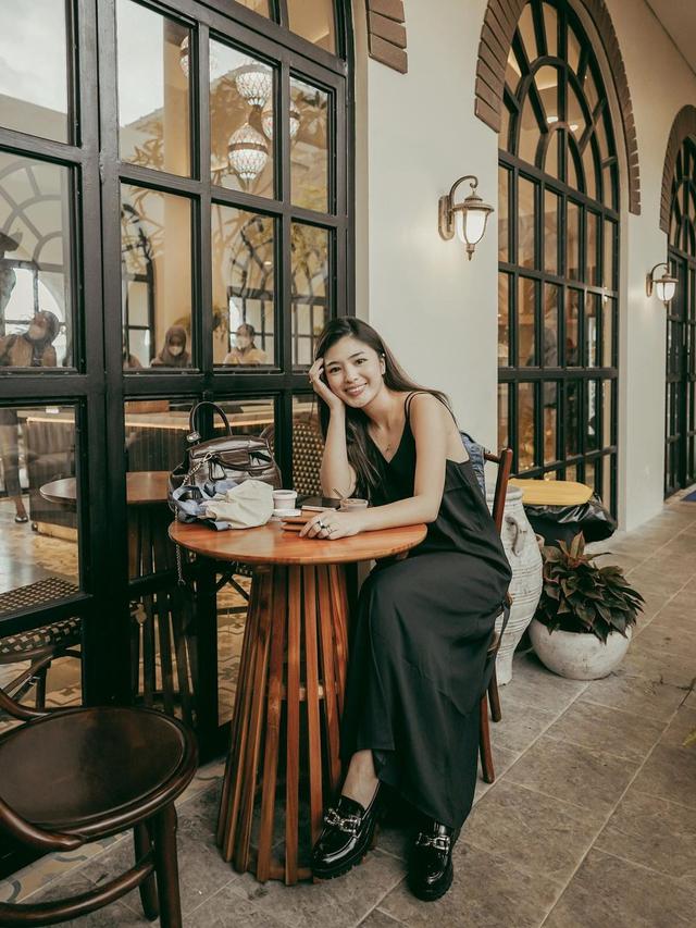 6 Potret Selebgram Putri Setiawan dari Nongkrong di Kedai Kopi Hingga ...