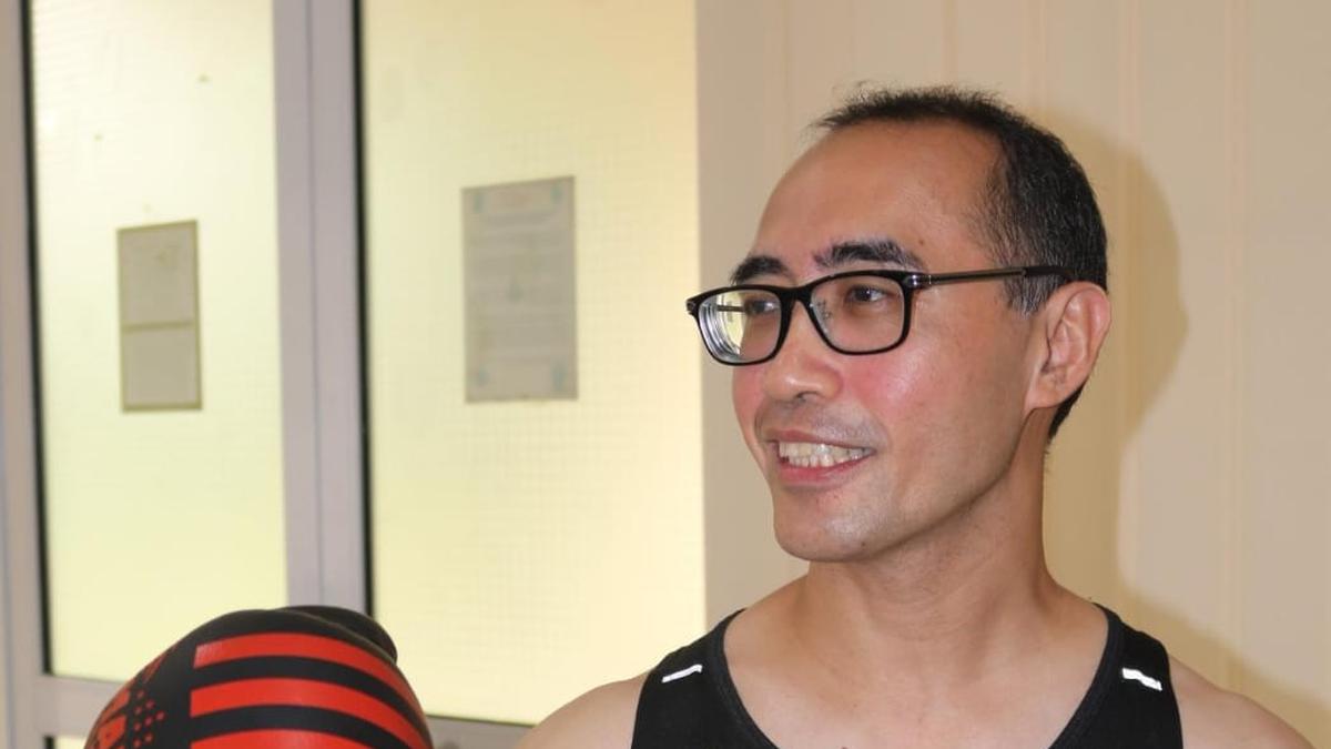 Pengacara Benny Wullur Pamer Kostum Tinju Usai Tantang Hotman Paris ...