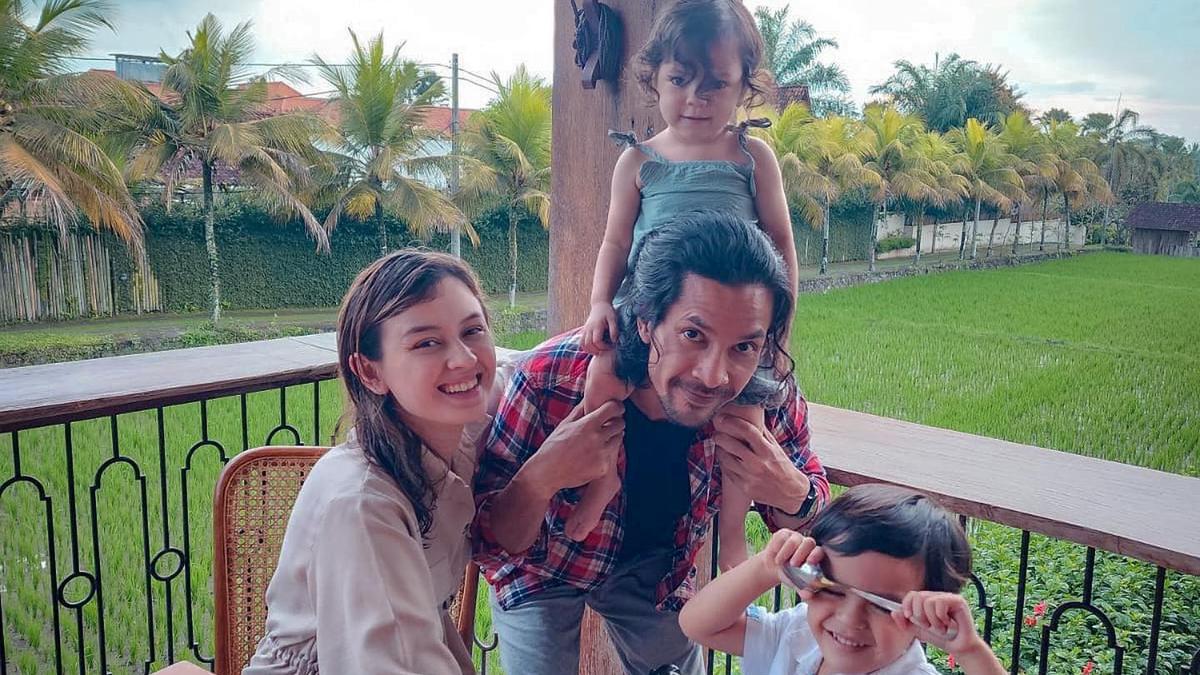 Terlihat Berkarisma, Ini 6 Potret Edward Akbar Saat Momong 2 Anaknya