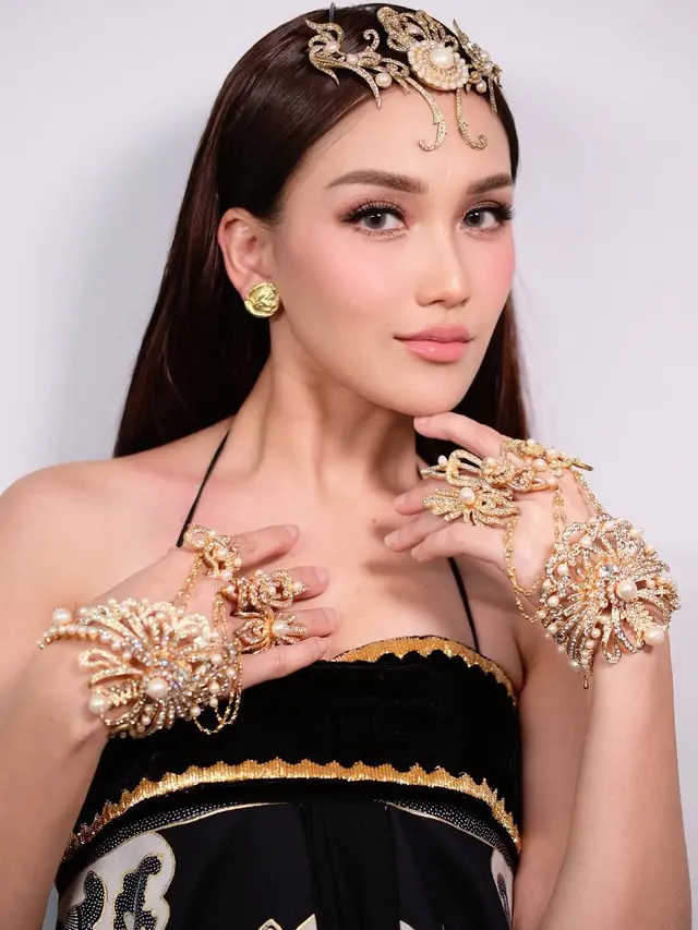 7 Potret Ayu Ting Ting Bertabur Perhiasan Emas, Tampil Elegan Bak Putri Raja - Hot Liputan6.com