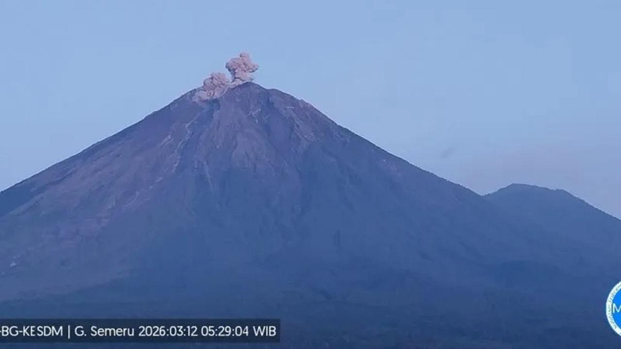 Gunung Semeru Dua Kali Erupsi Pagi Ini
