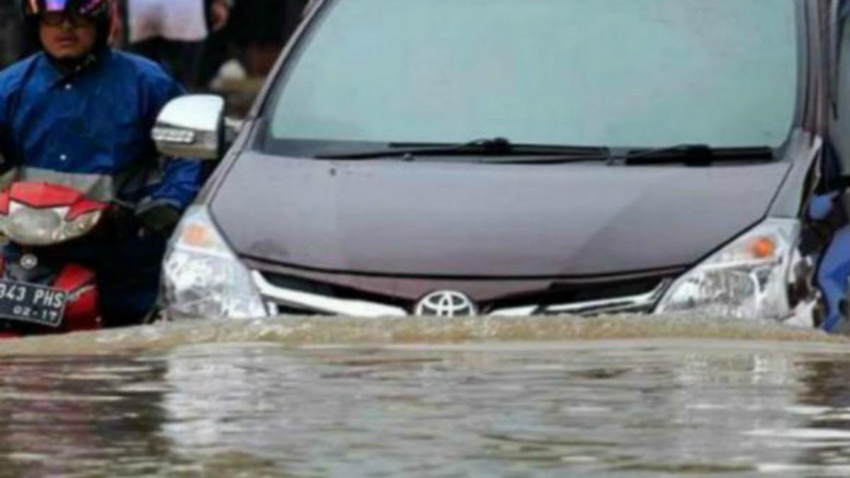 Ternyata Ini Bahaya Menginjak Gas Terlalu Dalam Saat Terjang Banjir - Berita Otosia.com