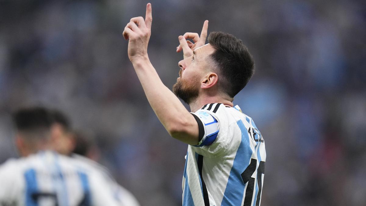 Kisah Menyentuh di Balik Selebrasi Ikonik Lionel Messi, Menunjuk ke ...