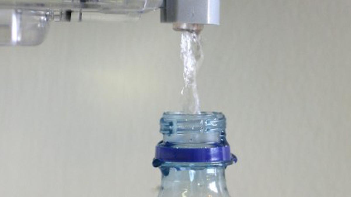 Percuma Rajin Minum Tapi Isi Ulang Botol Plastik Kemasan - Health ...