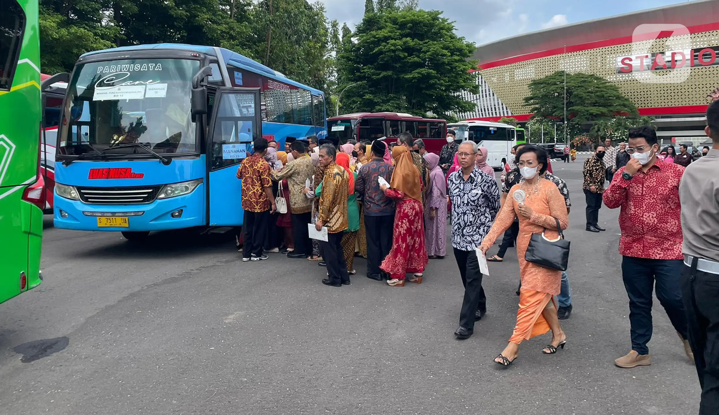 Bus Pengantar untuk Tamu Resepsi Pernikahan Kaesang-Erina - Foto ...