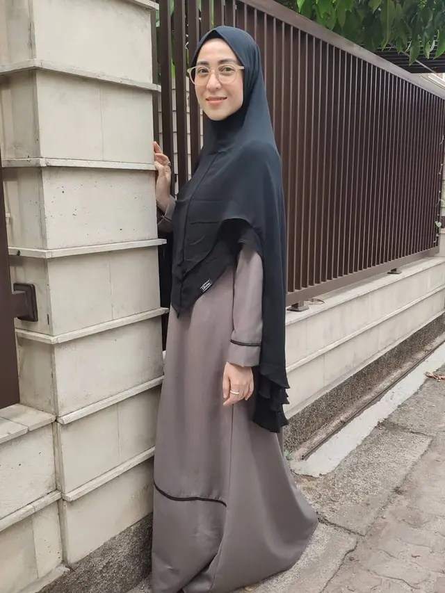 6 Potret Terbaru Devi Permatasari, Awet Muda di Usia 46 Tahun - Hot ...