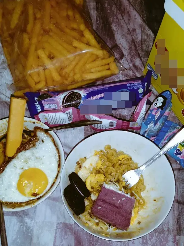 6 Potret Makan Mi Instan Pakai Biskuit Ini Nyeleneh, Jadi Pengganti ...