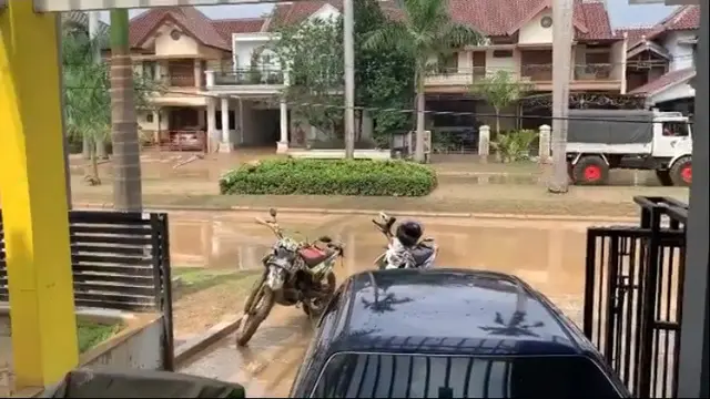 6 Potret Rumah Parto yang Kebanjiran, Koleksi Mobil Mewahnya Terendam ...