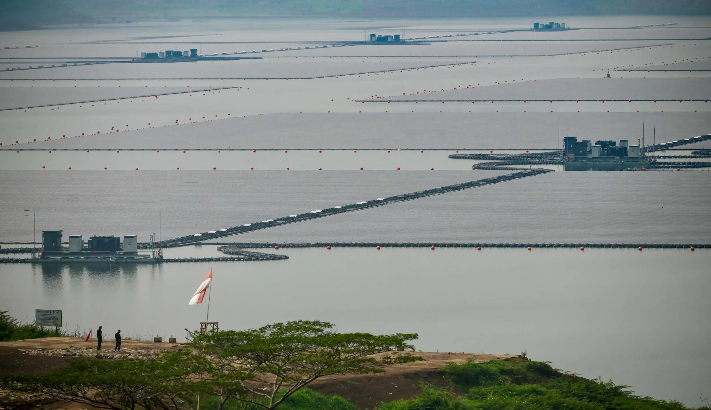 Terbesar di Asia Tenggara, Ini Potret Udara PLTS Terapung Cirata - Foto ...