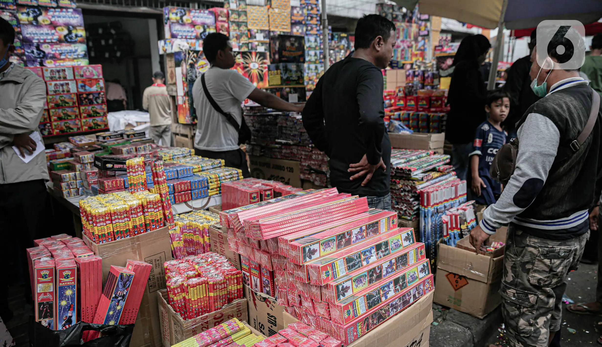 FOTO: Pedagang Kembang Api Musiman Penuhi Pasar Asemka - Foto Liputan6.com