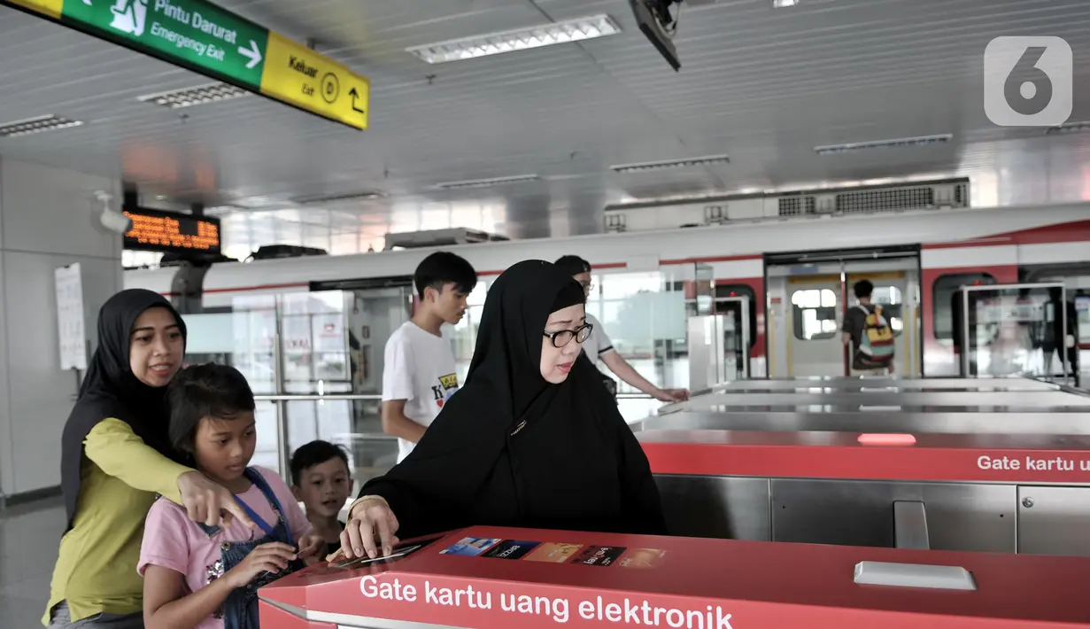 FOTO: Hari Pertama Pengoperasian LRT Secara Komersial - Foto Liputan6.com