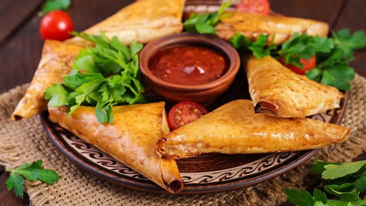 Resep Mudah Membuat Samosa Ayam Pedas, Ciptakan Rasa Gurih dan Renyah ...