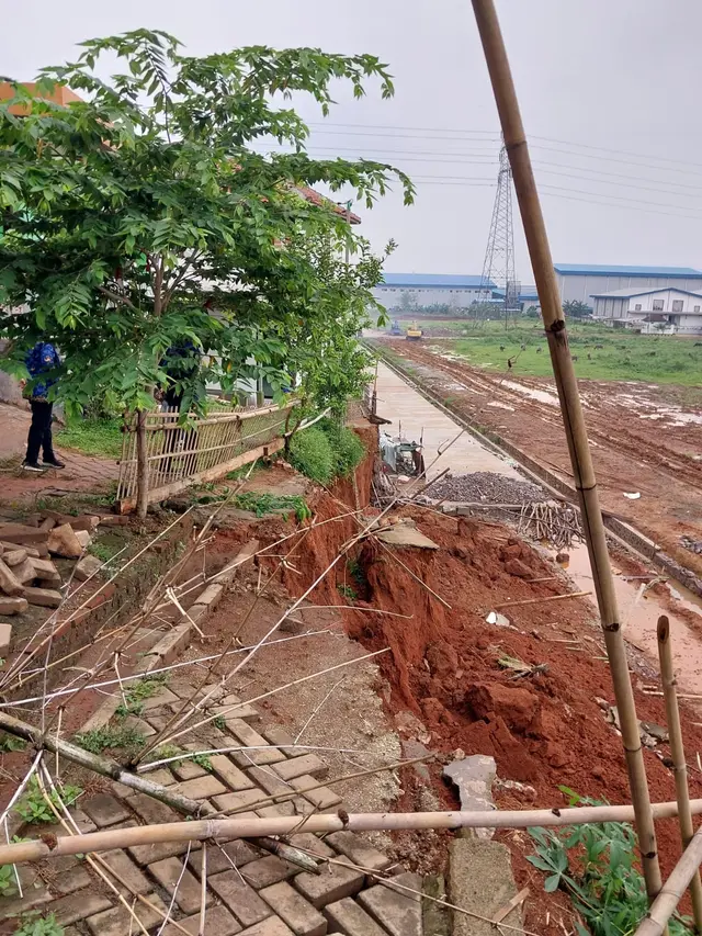 Hujan Deras Picu Tanah Longsor hingga Banjir di Tangerang dan Tangsel - News Liputan6.com