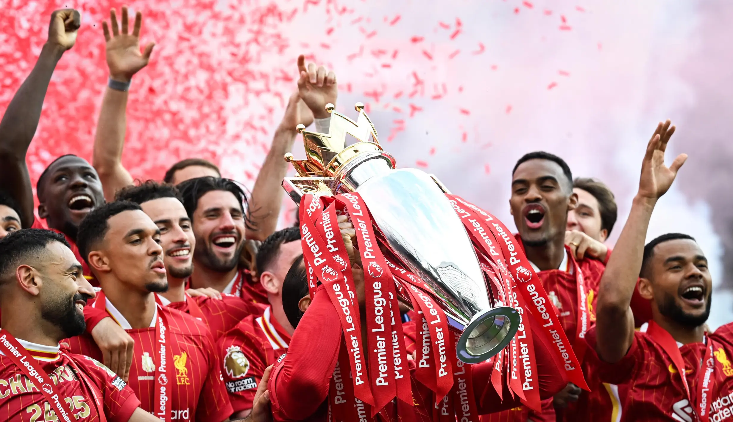 Penantian Panjang Usai, Liverpool Angkat Trofi Juara Liga Inggris di ...