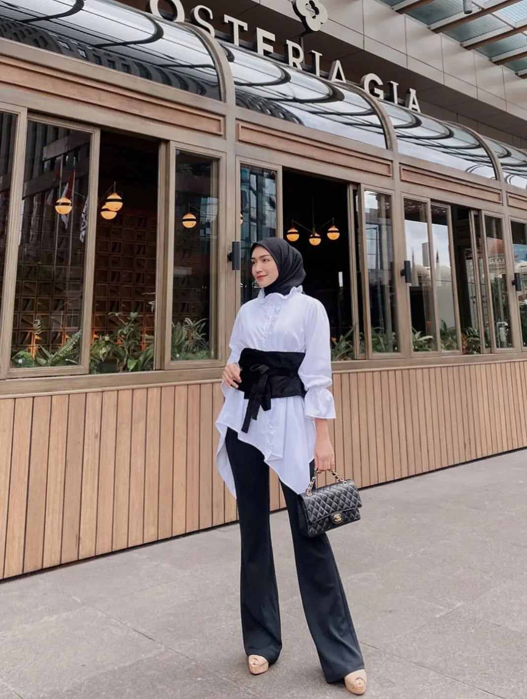 8 Ide OOTD Hijab dengan Celana Cutbray dari Syahrini hingga Aurel Hermansyah - Photo Fimela.com