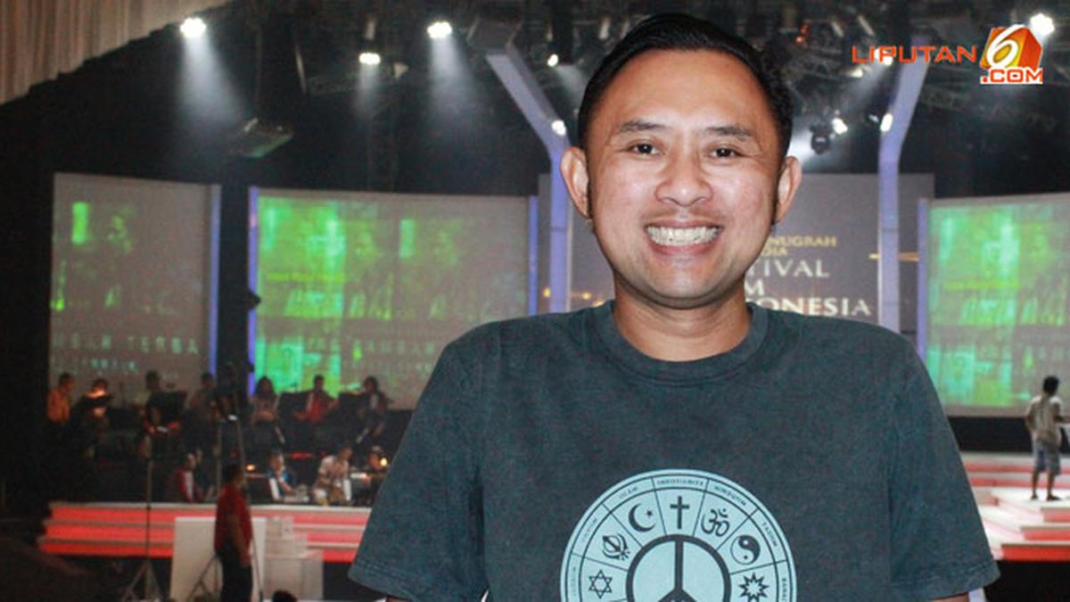 4 Gaya Bercinta Favorit Ronal Surapradja - ShowBiz Liputan6.com