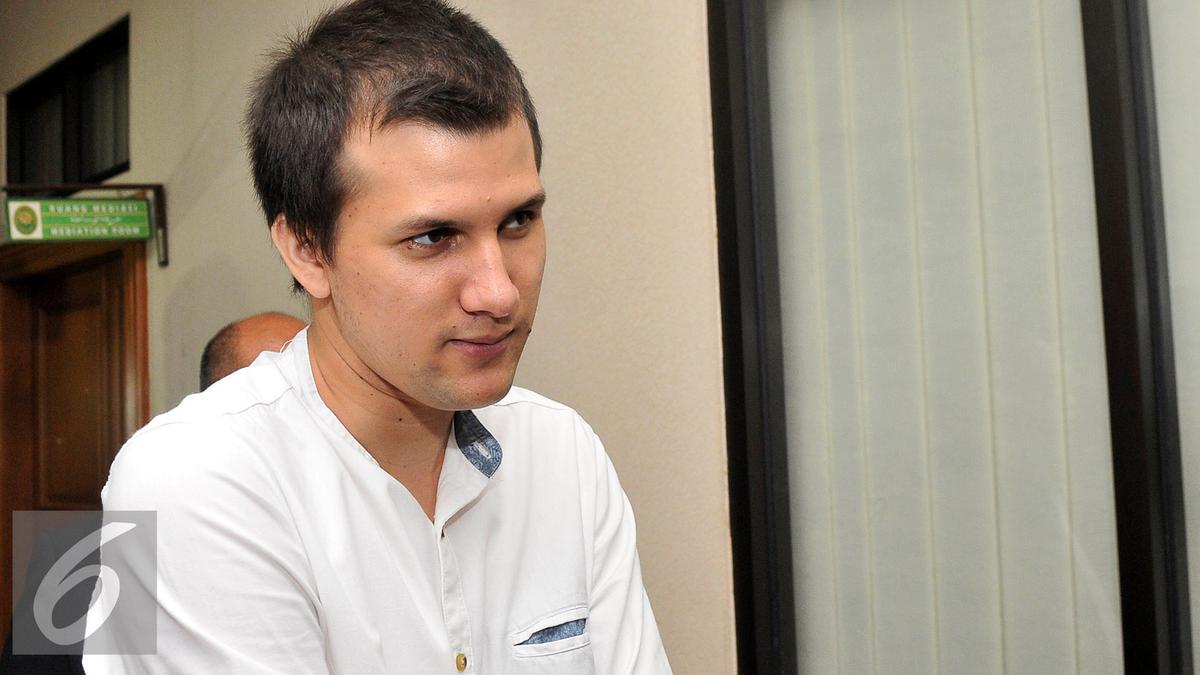 Stuart Collin Unggah Foto Bareng Istri dan Anak Usai Sidang Cerai ...