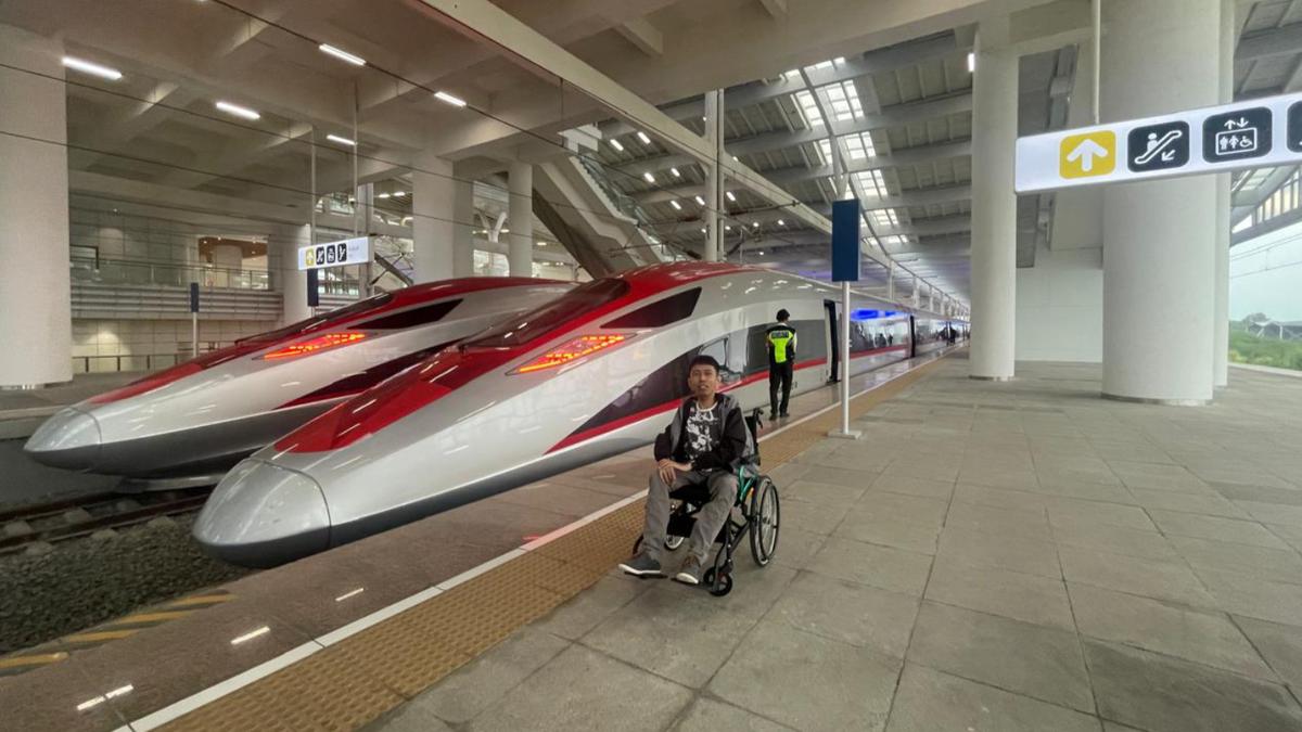 Menjajal Kereta Cepat Woosh, Sudah Ramah Disabilitas atau Belum? - Disabilitas Liputan6.com