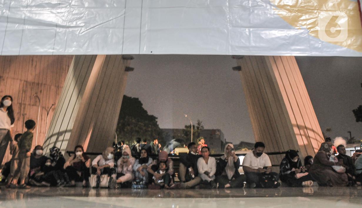 Antusias Warga Saksikan Gerhana Bulan Total di TIM