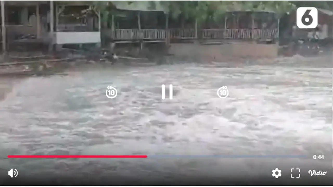 Ratusan Perahu Nelayan di Pantai Rancabuaya Garut Luluh Lantak Dihantam Gelombang Tinggi ...