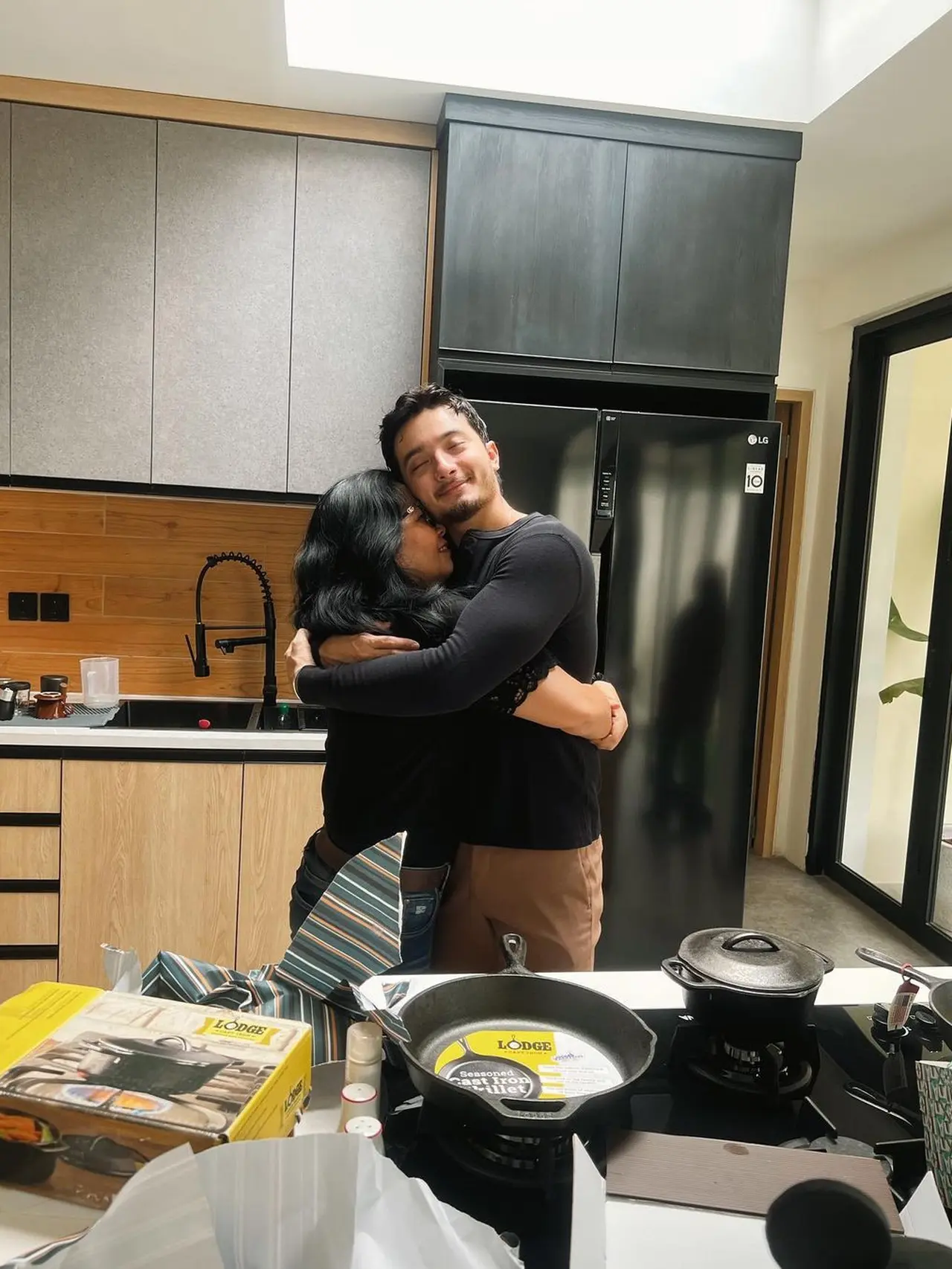 7 Potret Kejutan Ultah ke-23 Bryan Domani, Dihadiahi Pisau Set oleh ...