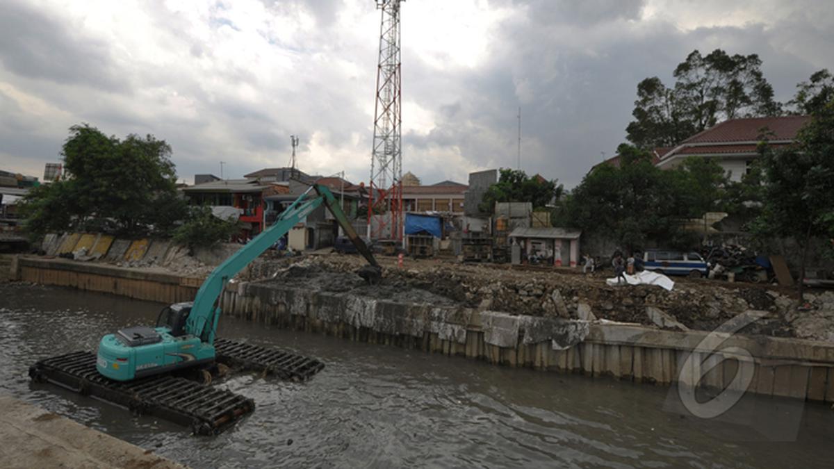 Pengerukan Lumpur di Kali Inpeksi Ciliwung - Foto Liputan6.com