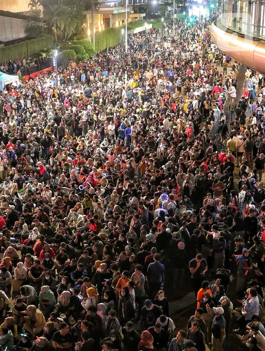 Rayakan Tahun Baru, Ribuan Warga Tumpah Ruah Padati Kawasan Bundaran HI - Foto Liputan6.com