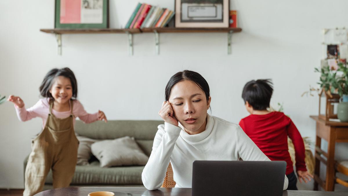 3 Tips Mengendalikan Emosi saat Anak Rewel di Tengah Pandemi dari Psikolog - Parenting Fimela.com