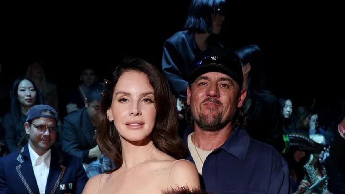 Lana Del Rey Boyong Suami “Pawang Buaya” ke Paris Fashion Week, Tampil ...