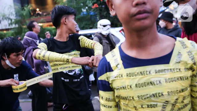 Model SCBD Ramaikan Citayam Fashion Week dengan Busana Roughneck 1991 ...